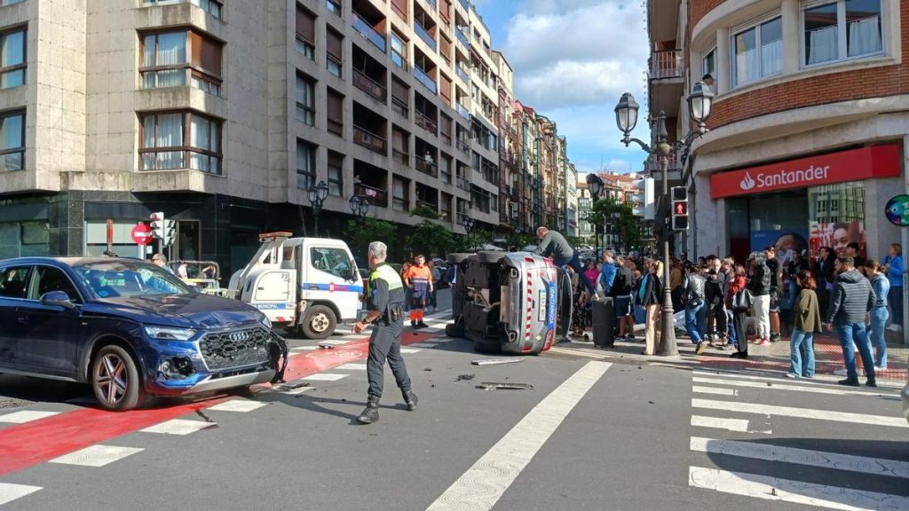 Un patrulla de la Policía Municipal vuelca en Bilbao | SeguCITY Digital